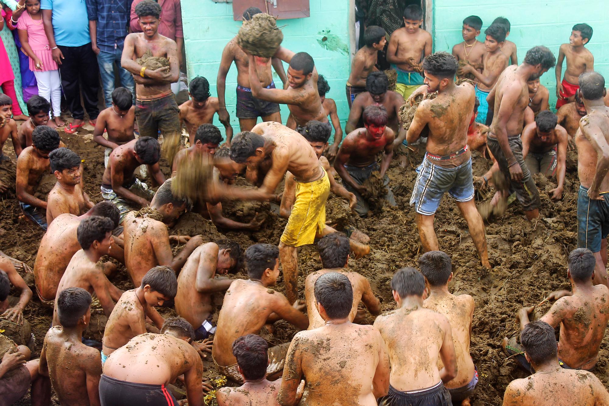 La batalla de "caca de vaca" en la fiesta de un pueblo en India