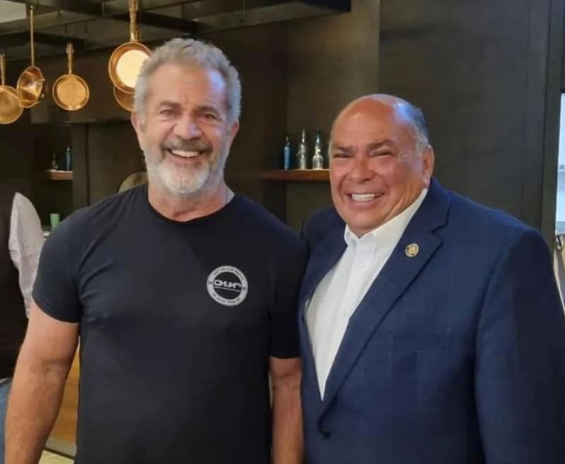 Papá de Checo Pérez invita a Mel Gibson al GP de México