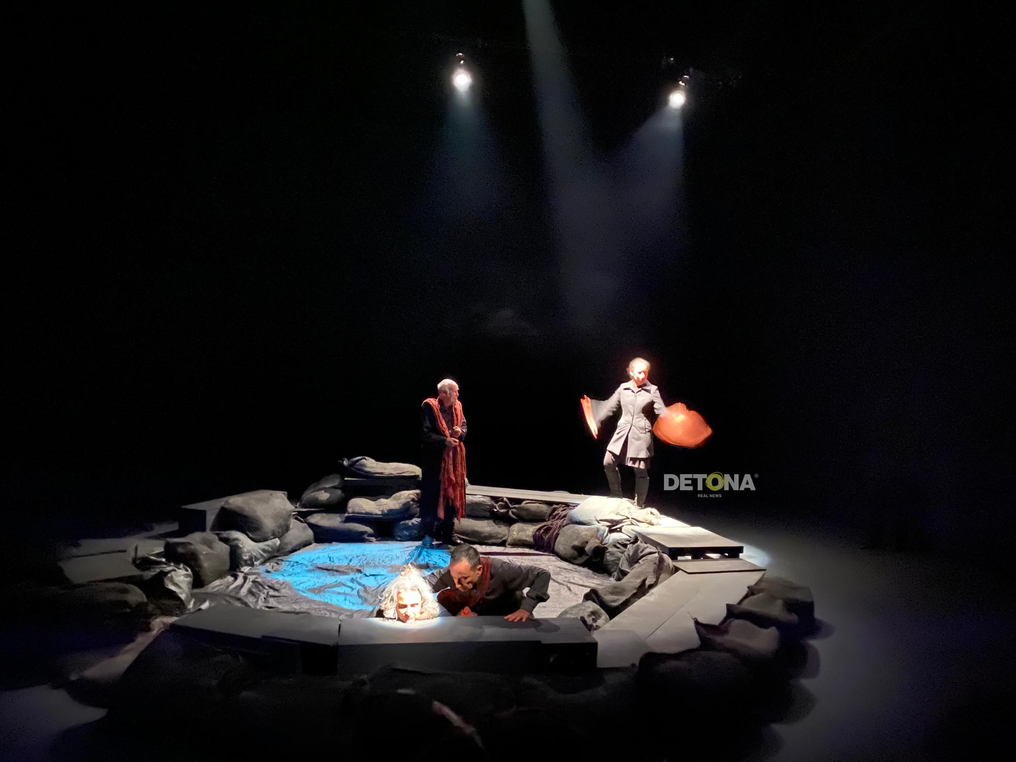 “La falaz lumbre del ayer ilumina al necio hasta que cae en la fosa”