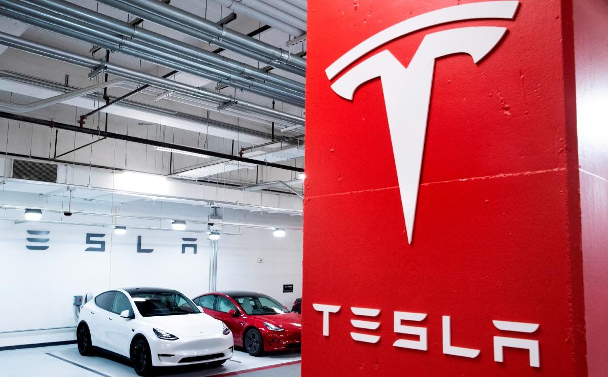 Bloquean a Tesla en Nuevo León