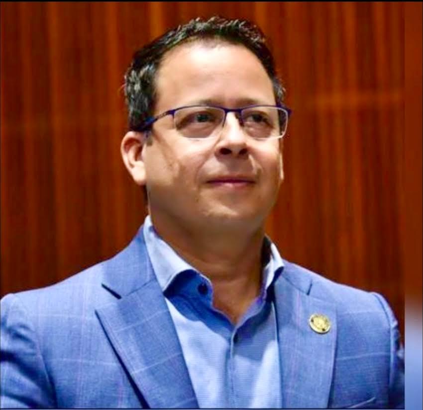 Héctor Castillo pide licencia. Busca alcaldía de Santa Catarina