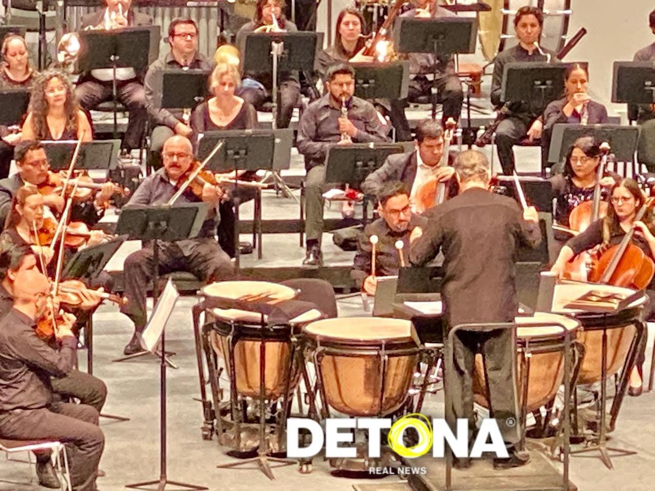 Del rincón en el fondo de la orquesta, al frente del escenario